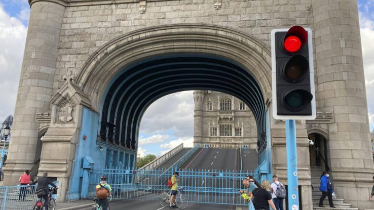 Londonski Tower Bridge je obtičal v dvignjenem položaju, promet je ...
